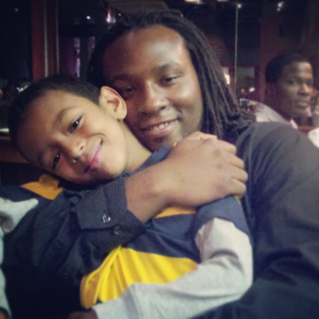 Une mère, alors agée de 18 ans, choisit de garder son fils après avoir ...