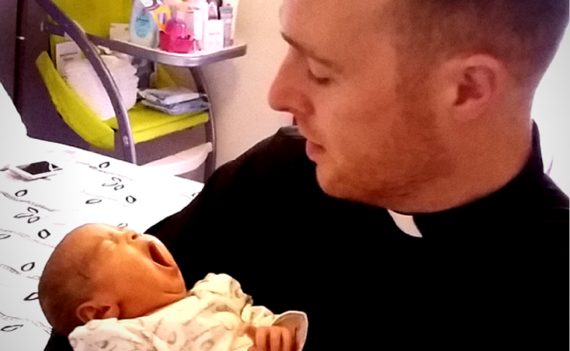 Un séminariste anglais participe au sauvetage d'un bébé aux 40 Jours ...