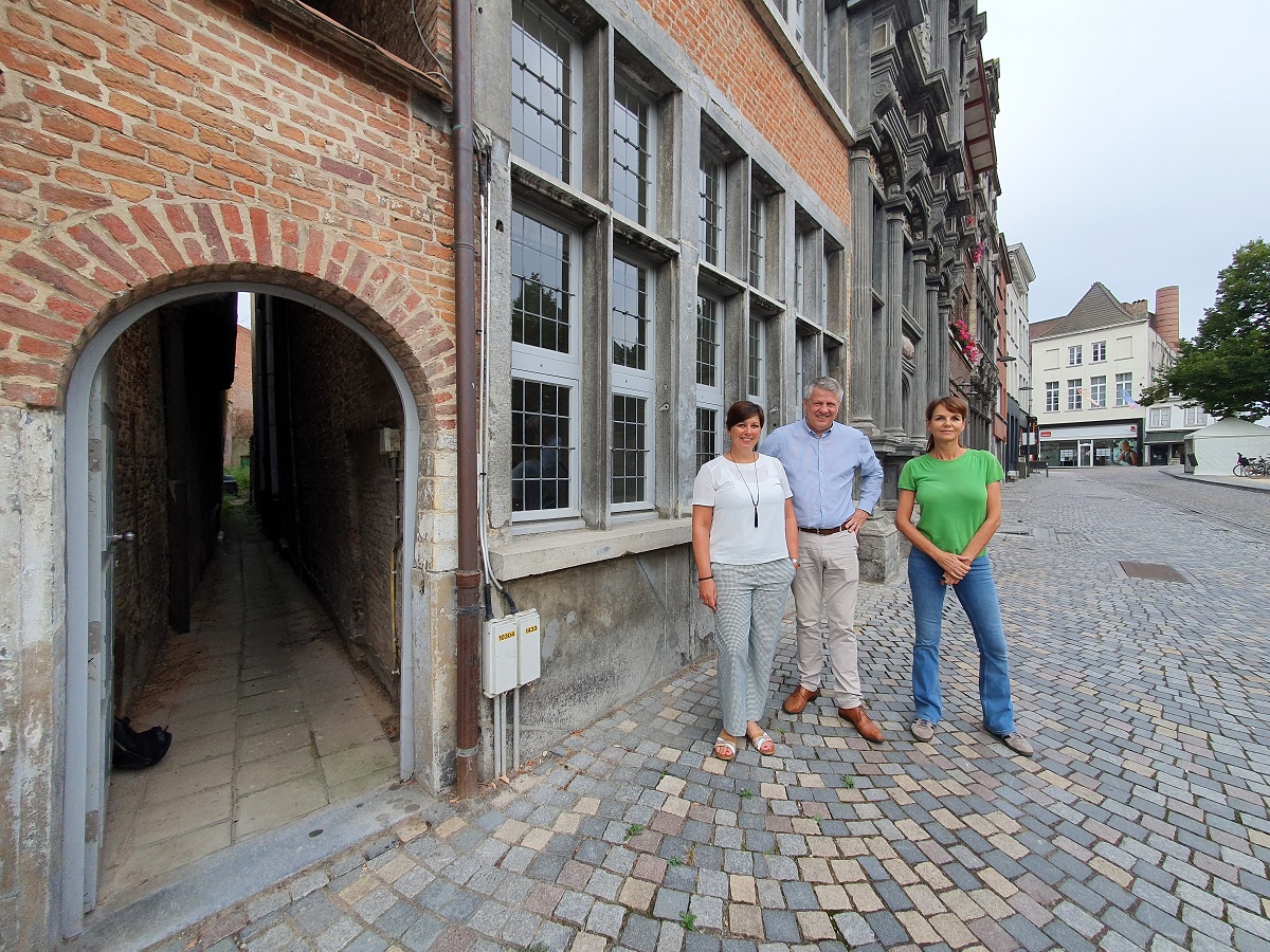 Steegje naast De Zalm wordt stilteplek - Groen Mechelen