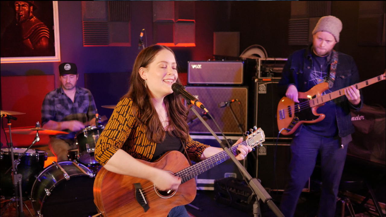 Entrevue avec la chanteuse et compositrice Laura Rae - Hého