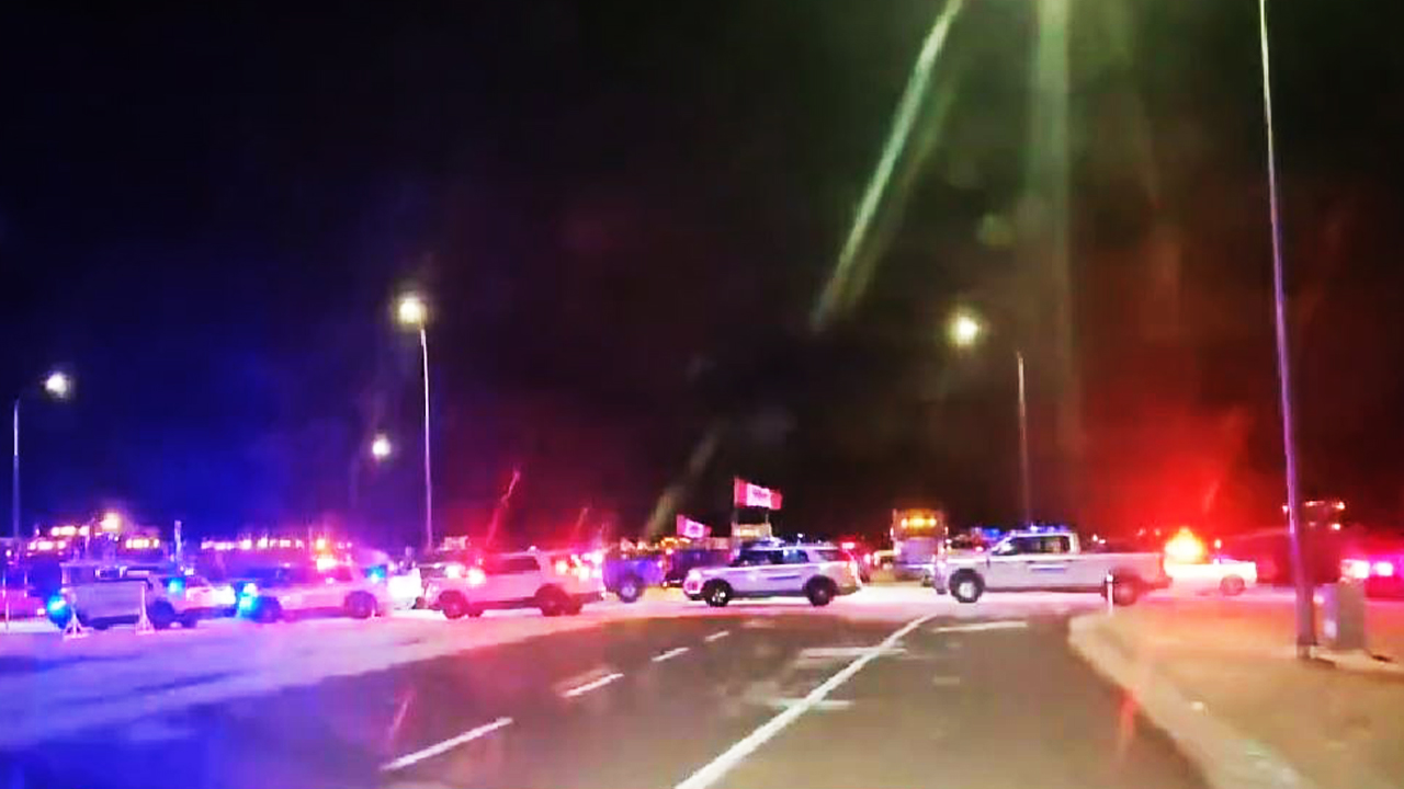 Police allow commercial traffic through Coutts blockade after blocking ...